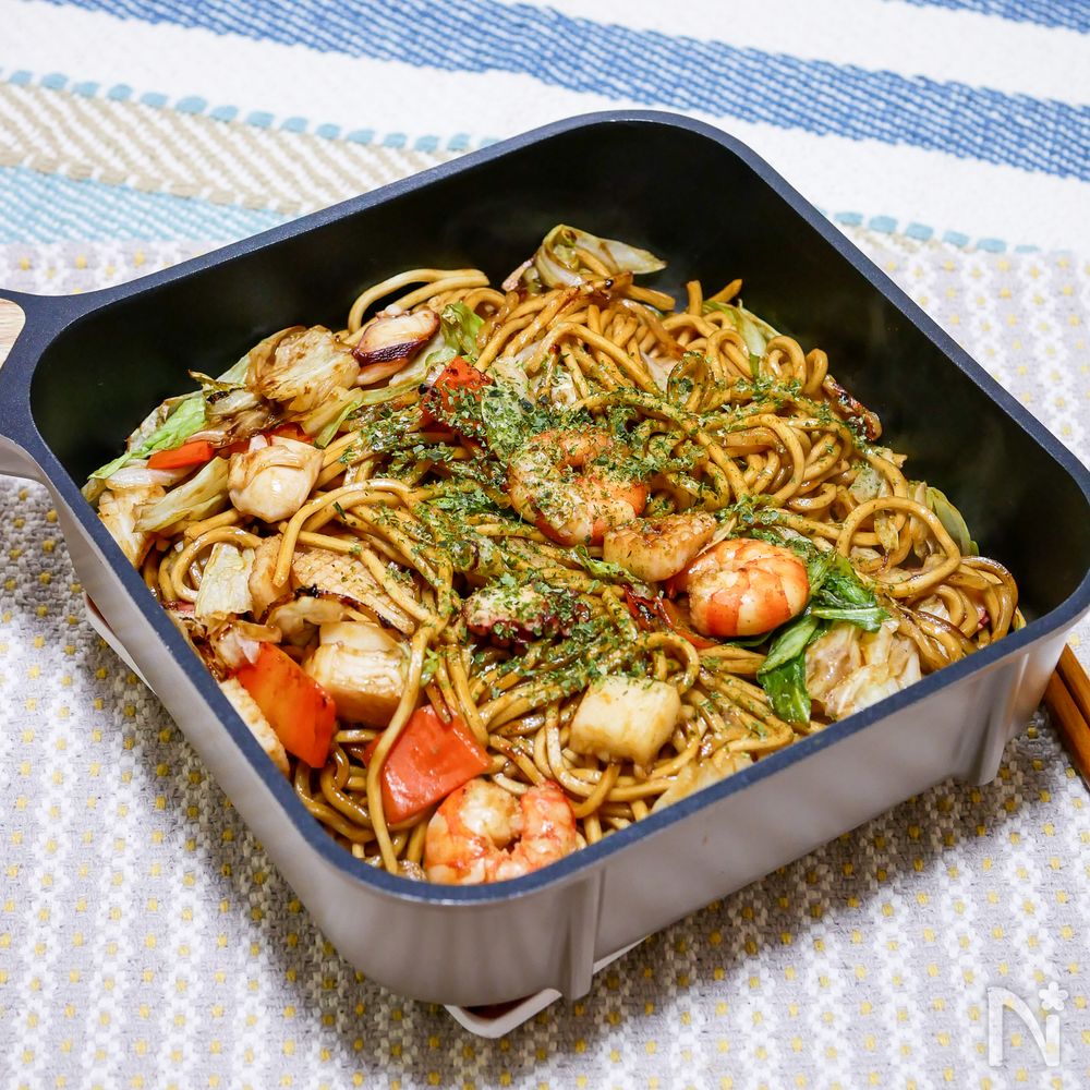 フライパンからフライパンへ「海鮮オイスター焼きそば」 | レシピサイトNadia