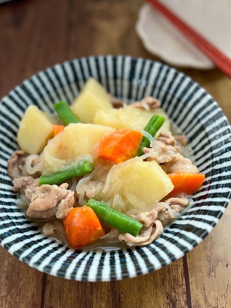 塩がポイント‼︎ 素材の味を活かす、塩醤油豚こま肉じゃが！ | レシピサイトNadia