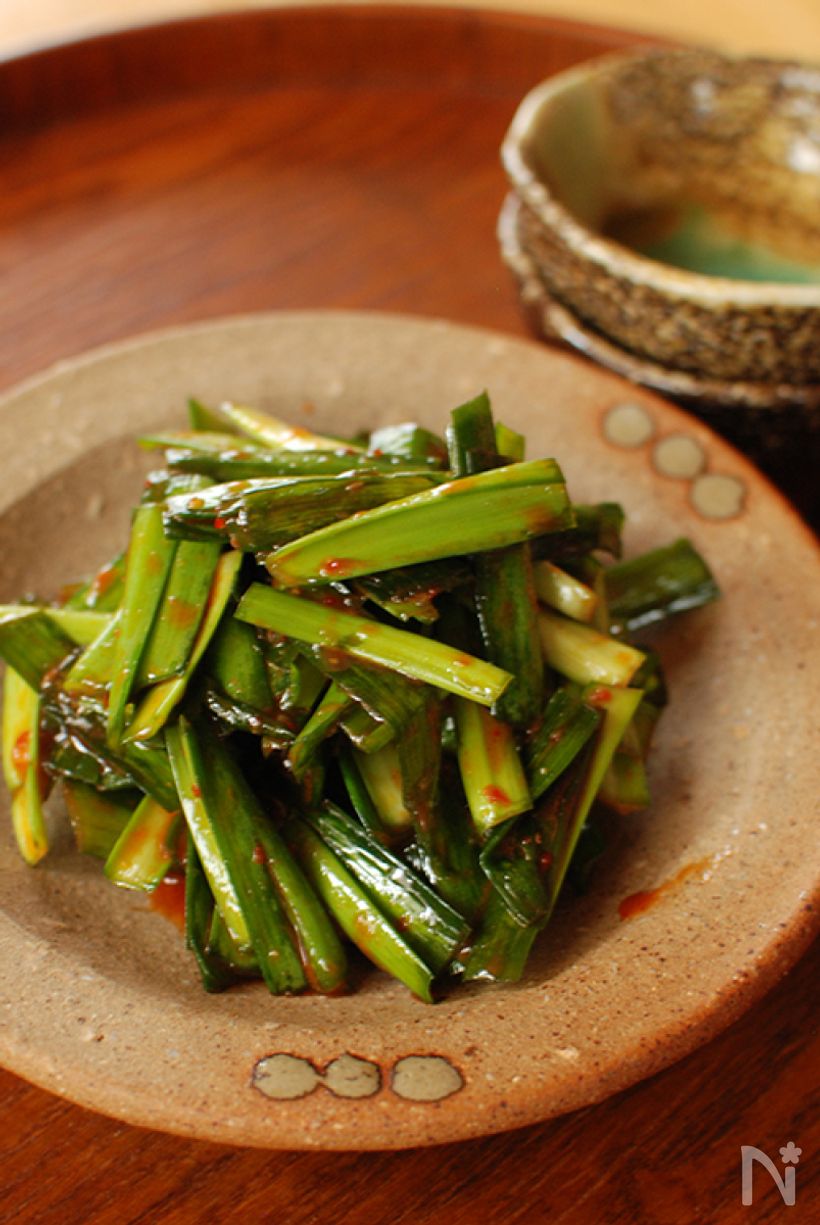 ニラを使った人気レシピ50選♪簡単なのに絶品！子ども向け～変わり種まで – Onnela[オンネラ]｜暮らしに『楽』を、家族にワクワクを。