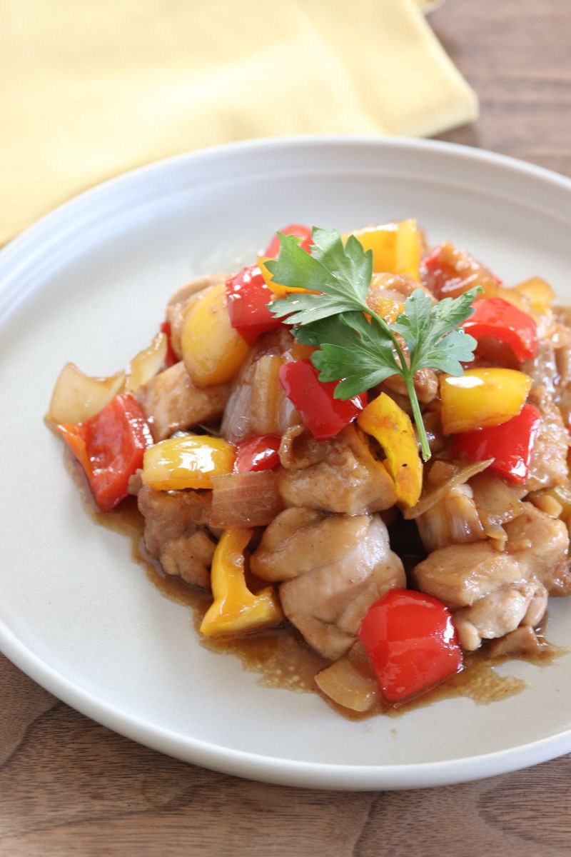 ご飯にもビールにも合う！鶏肉とパプリカの甘酢炒め | レシピサイトNadia