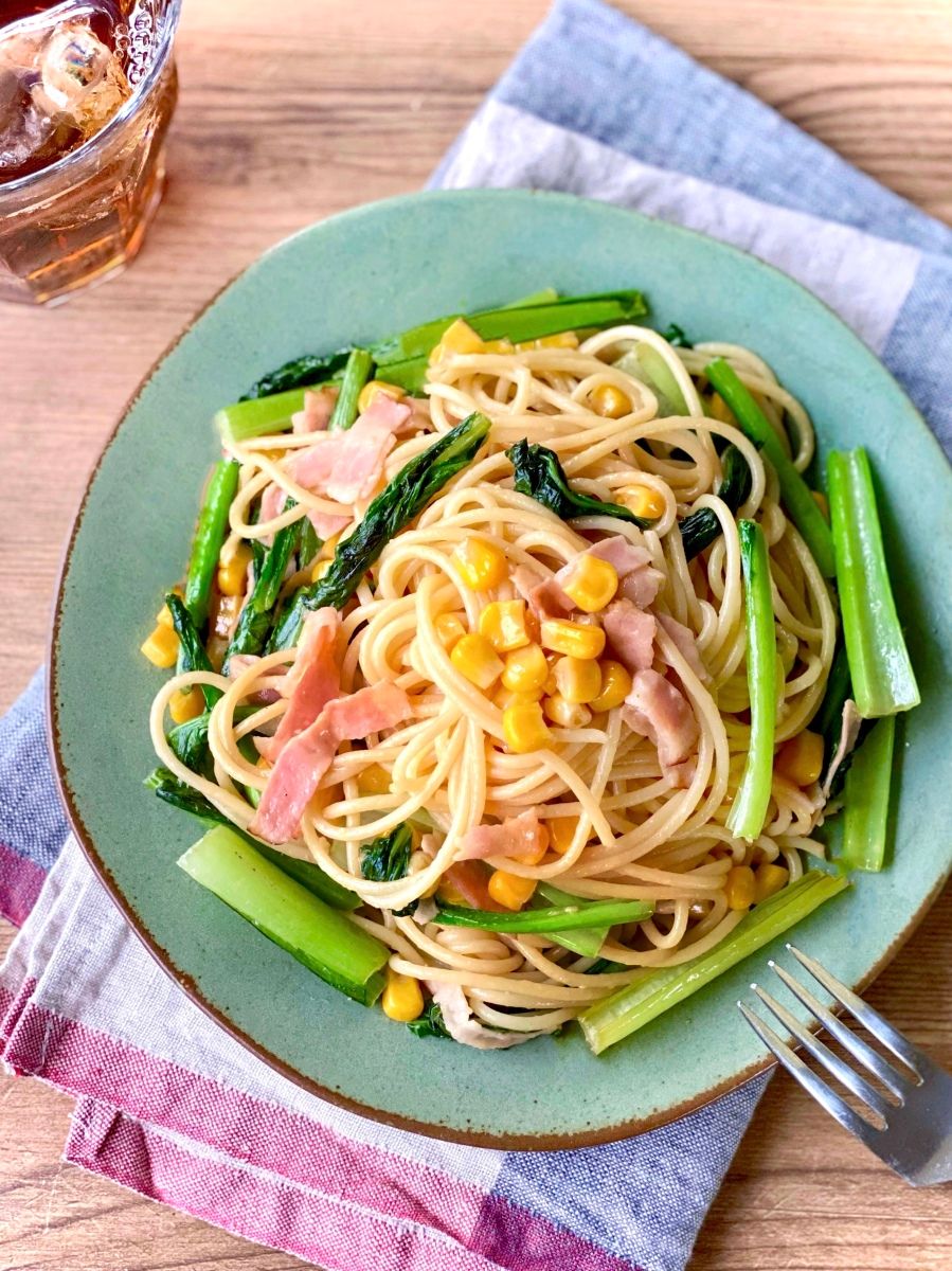 にんにくバター醤油香る♪小松菜とベーコンの和風パスタ | レシピサイトNadia